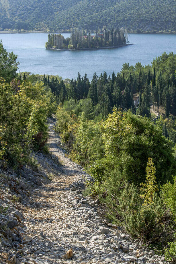 Stinice – Roški slap – Oziđana pećina cave walking trail - NP Krka